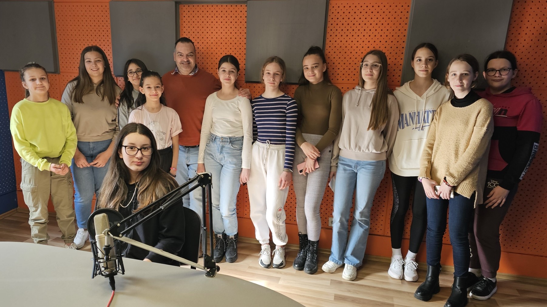 Učenici Osnovne škole “Nikola Tesla” posjetili Radio Prnjavor ...