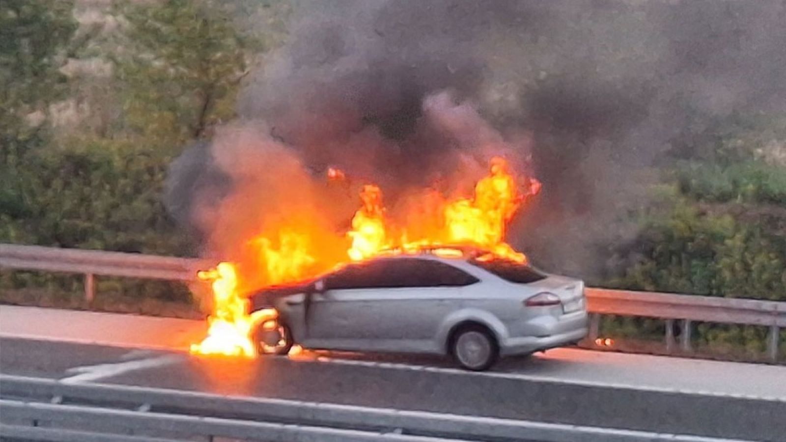 Gori auto na auto-putu Doboj-Prnjavor (FOTO/VIDEO) – Prnjavor.info
